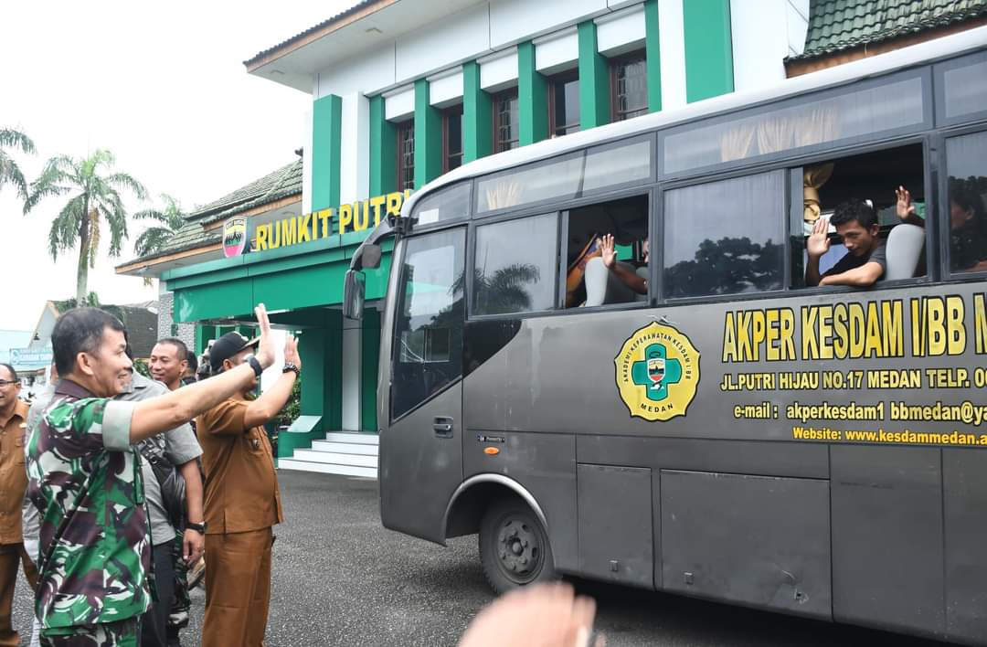 Lepas Kepulangan Korban Keributan Sibiru-biru dari RST Putri Hijau, Pangdam I/BB Doakan ...